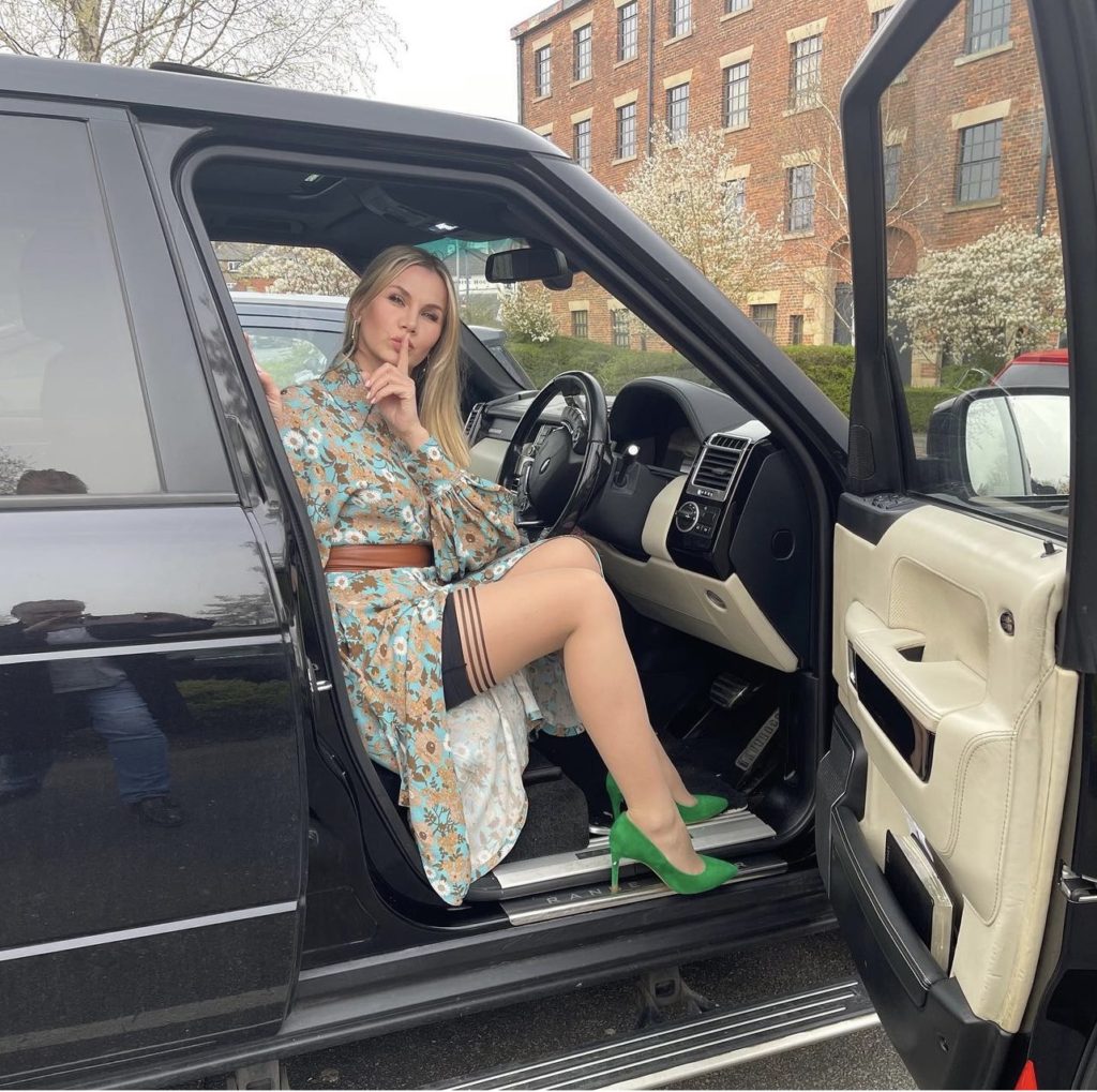 Guidance for Female Instagram Models: Comments and DMs